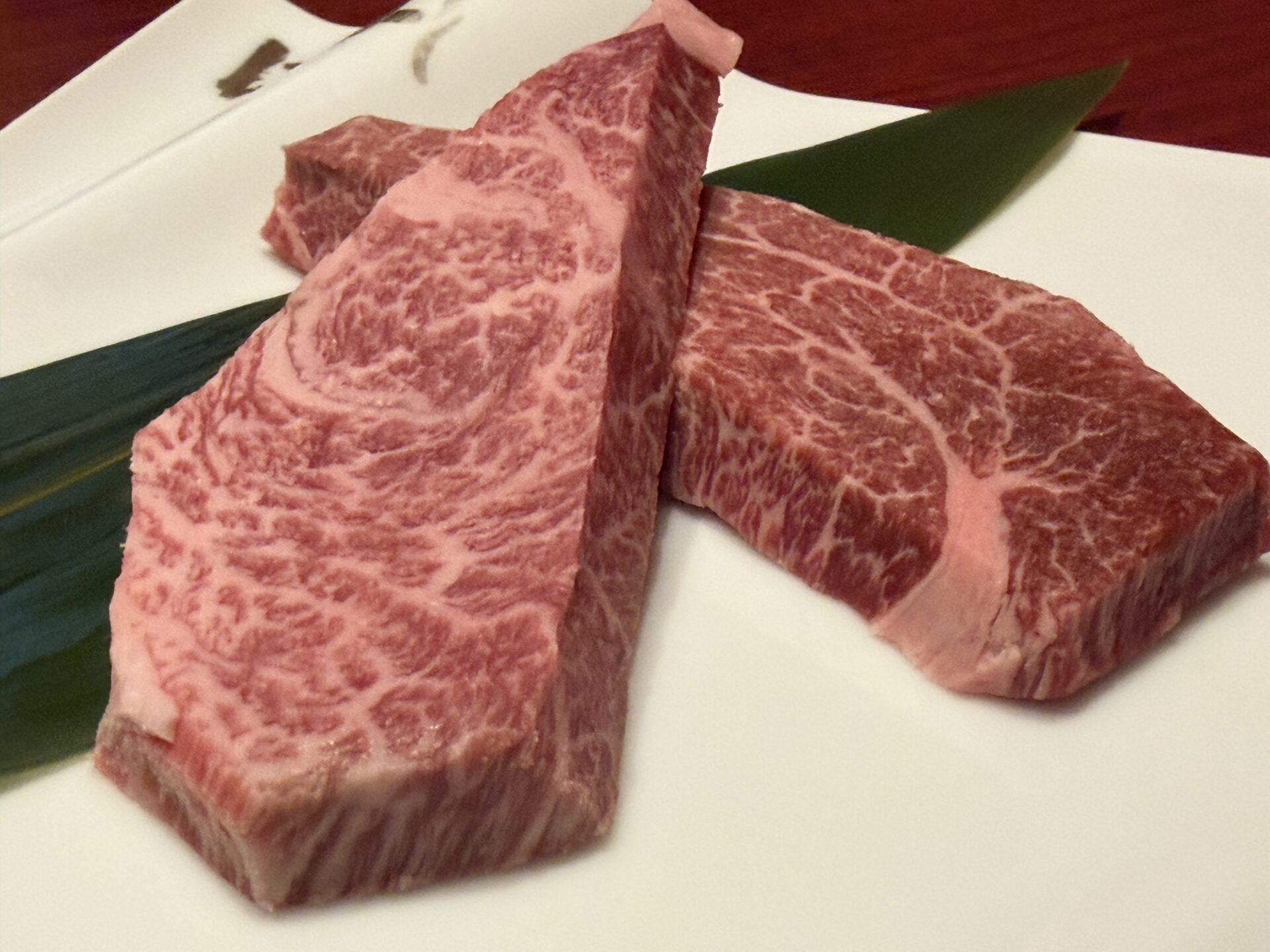 今宵は豪華肉！旭川の高級焼肉「にくよし」でジュジュジュのジュー | 裸電球ぶら下げて